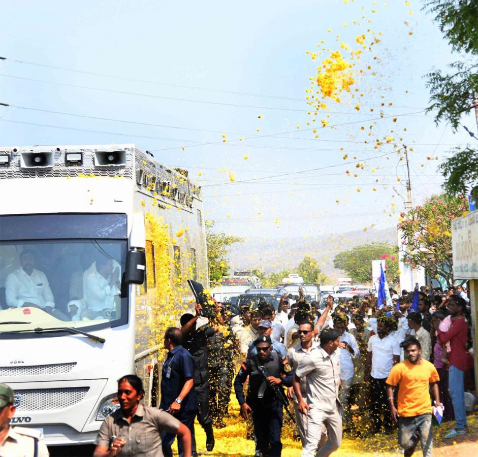 CM Jagan Bus Yatra Photos: బస్సు యాత్రలో జననేత జగనన్నకు సాదర స్వాగతం (ఫొటోలు) | Memantha Siddham ...